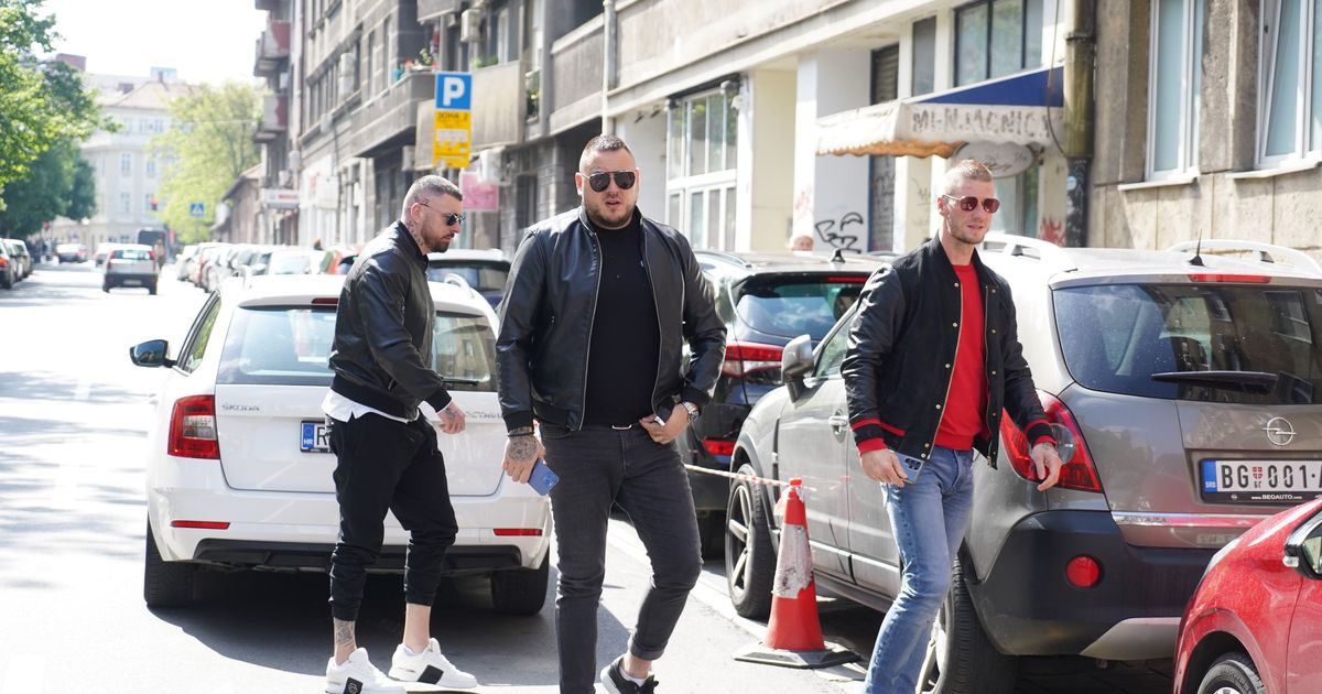 Filip Car u pratnji dvojice muškaraca došao u porodilište, a u rukama ...