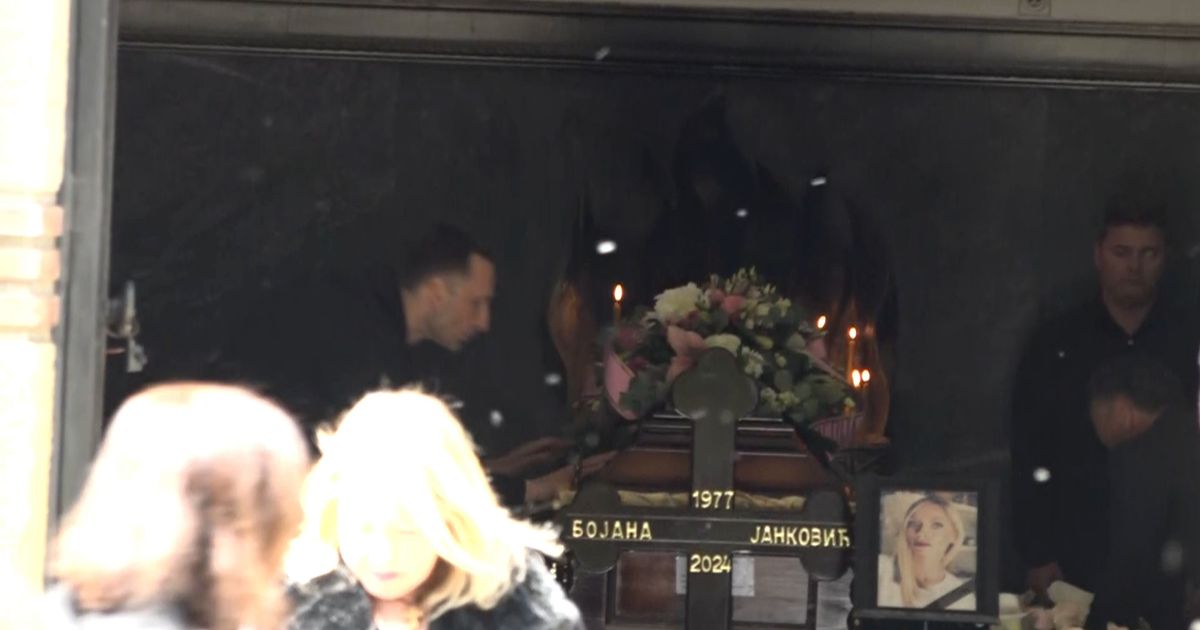 Najpotresnija scena sa sahrane Bojane Janković: Bivši muž ljubi kovčeg ...