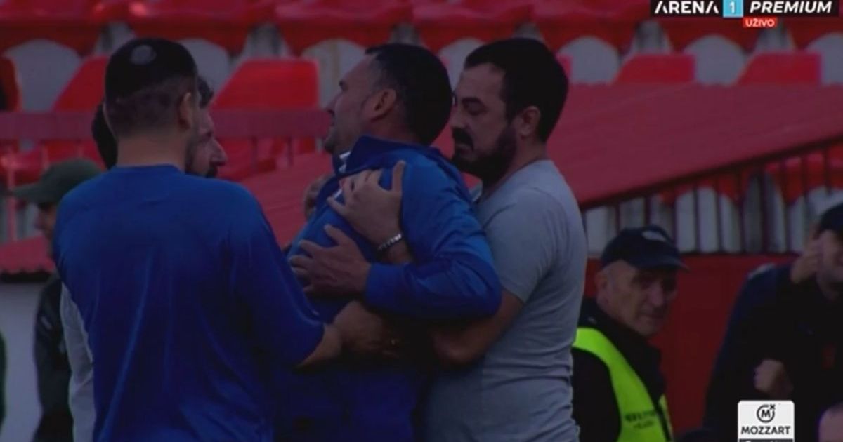 Bizarna scena u Kruševcu: Fudbaler Napretka "isterao vazduh" svom treneru, morali da mu ukazuju ...