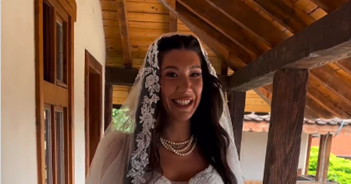 Prve slike unuke Bate Živojinovića u venčanici! Dina lepa kao boginja, ponosno pokazala ...