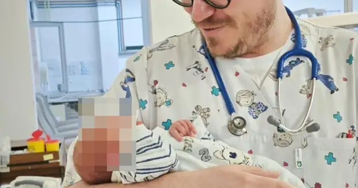 Dirljive slike iz bolnice: Ovo je bebica koju su našli u smeću, drži je ...