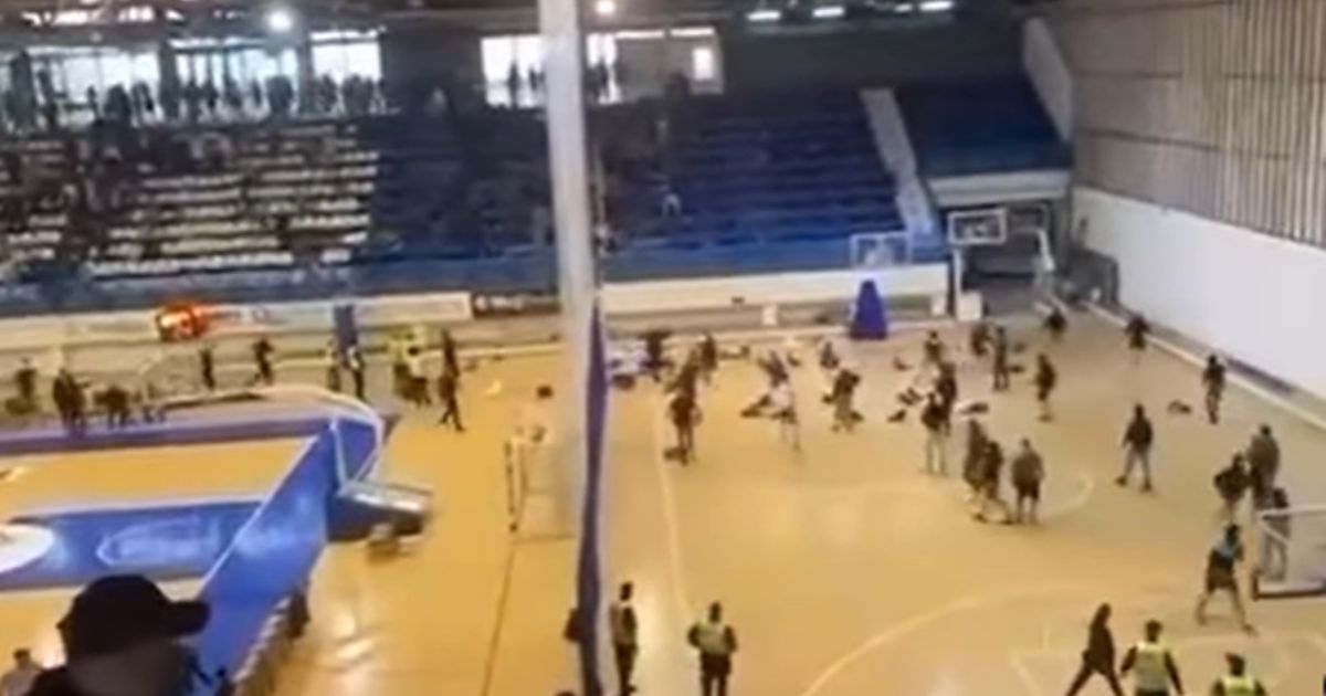 Varvari upali na teren i prekinuli košarkaški derbi! Skandal za ...