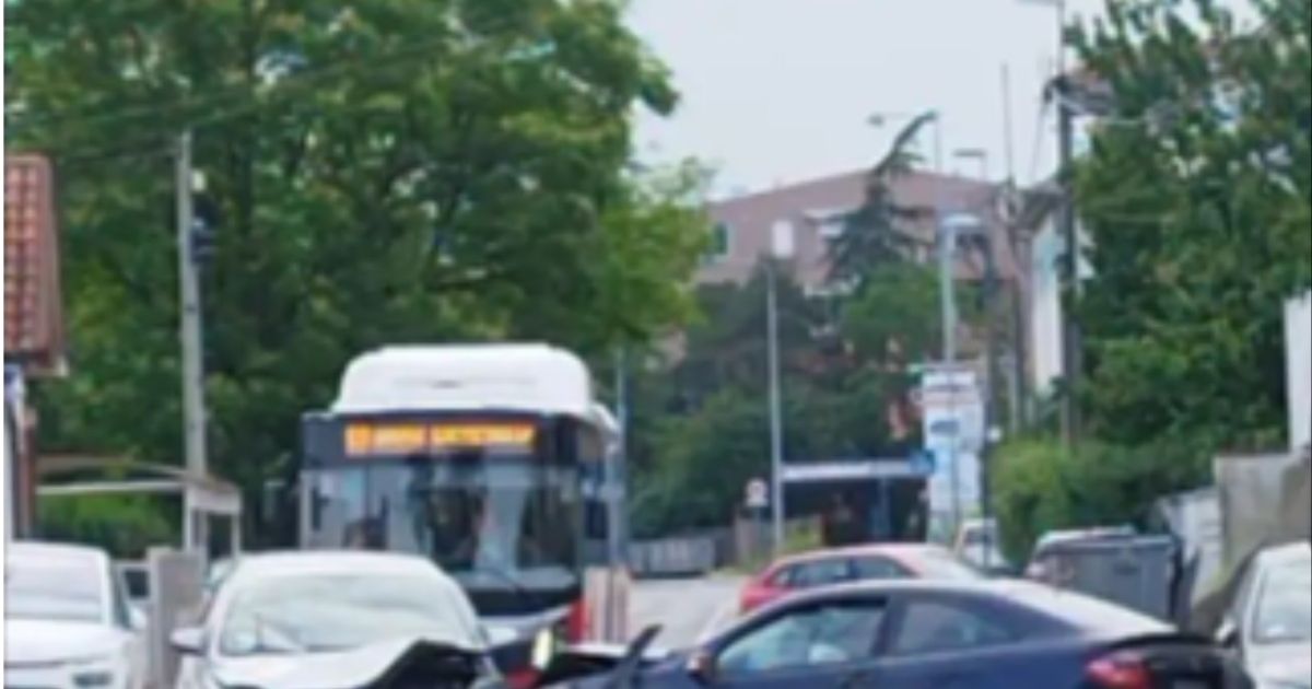 Direktan sudar dva automobila u Železniku: Skroz su smrskani - Vesti - Telegraf.rs