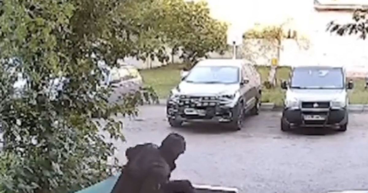 Pijani Rus pao sa drugog sprata pravo na klupu: Neverovatno je šta je usledilo - Telegraf.rs