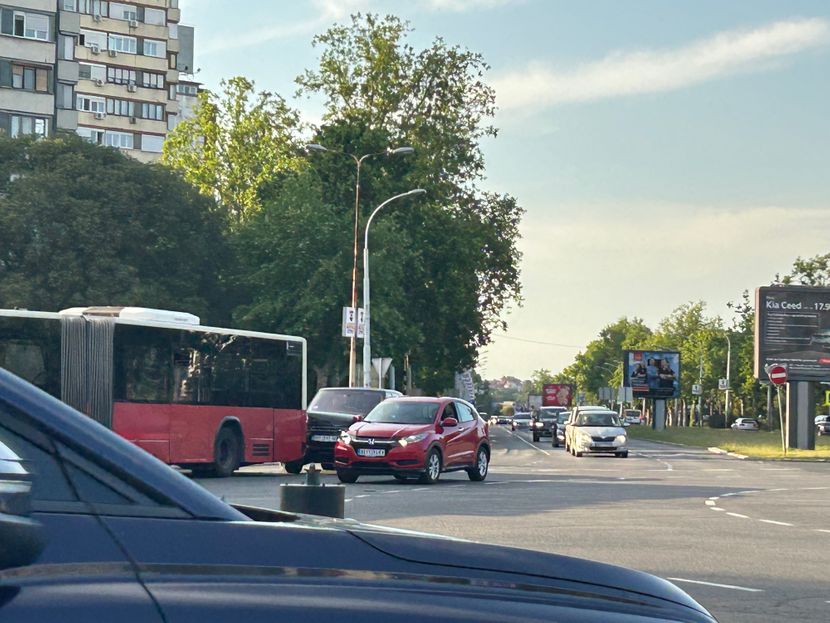 Sudar u kružnom toku na Novom Beogradu: Džip se zakucao u gradski autobus - Vesti - Telegraf.rs