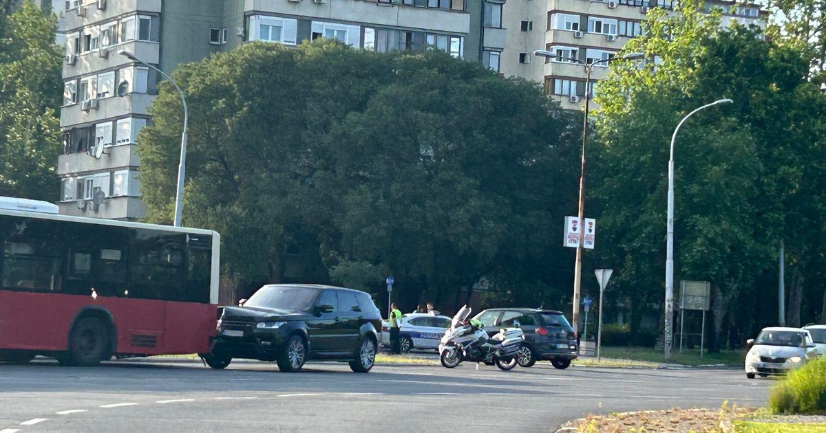 Sudar u kružnom toku na Novom Beogradu: Džip se zakucao u gradski autobus - Vesti - Telegraf.rs