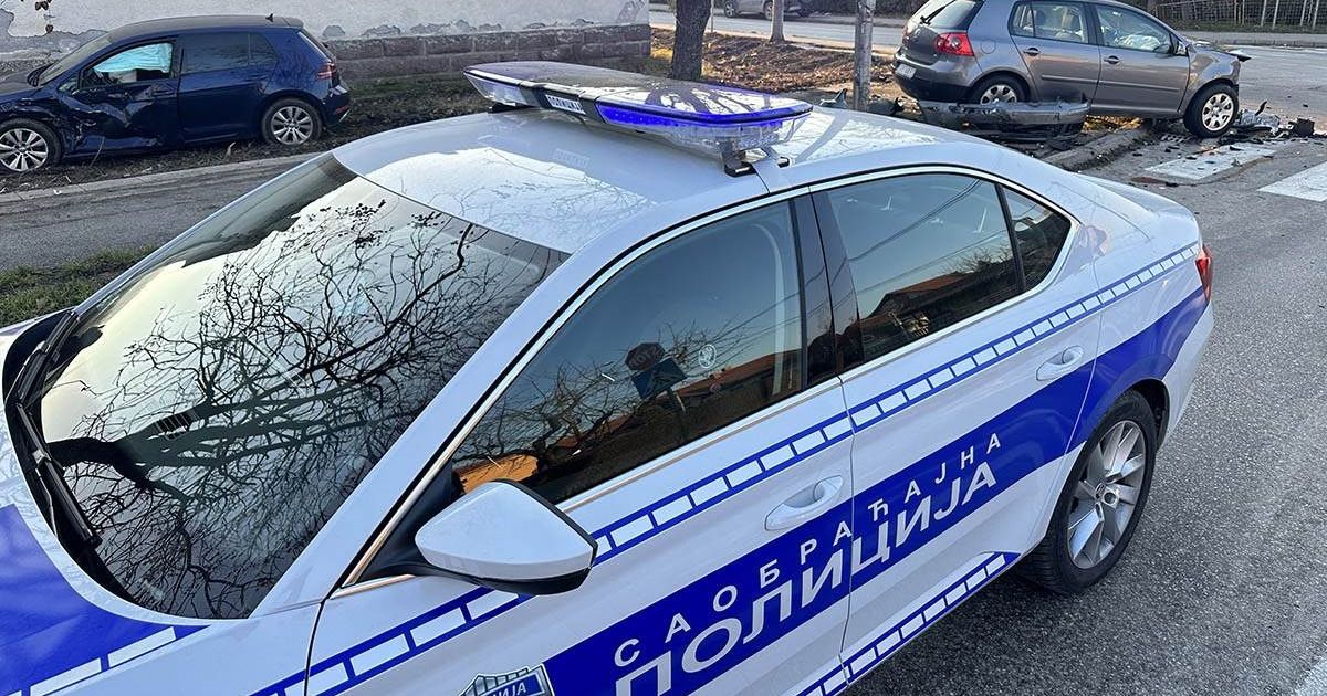 Udario auto u kom su bila deca, pa pobegao: Svi mu svirali, a on samo dodao gas! - Vesti ...