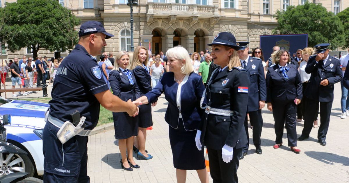 Novi policajci položili zakletvu na smederevskom gradskom trgu - Vesti - Telegraf.rs