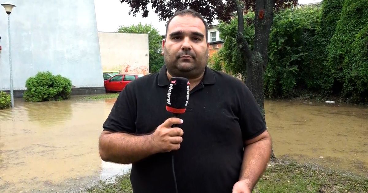 Telegraf na najkritičnijem mestu u Beogradu: Voda iznad kolena, vozila ...