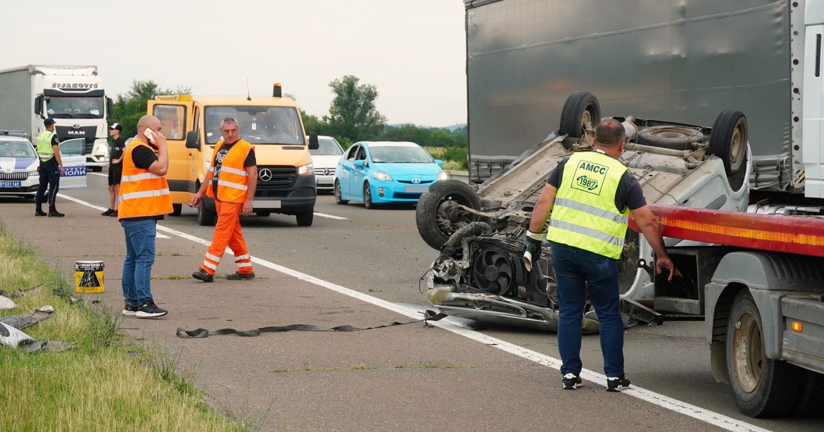 Automobil na krovu, delovi rasuti po asfaltu: Ovako je bilo na auto-putu kod Jagodine nakon ...