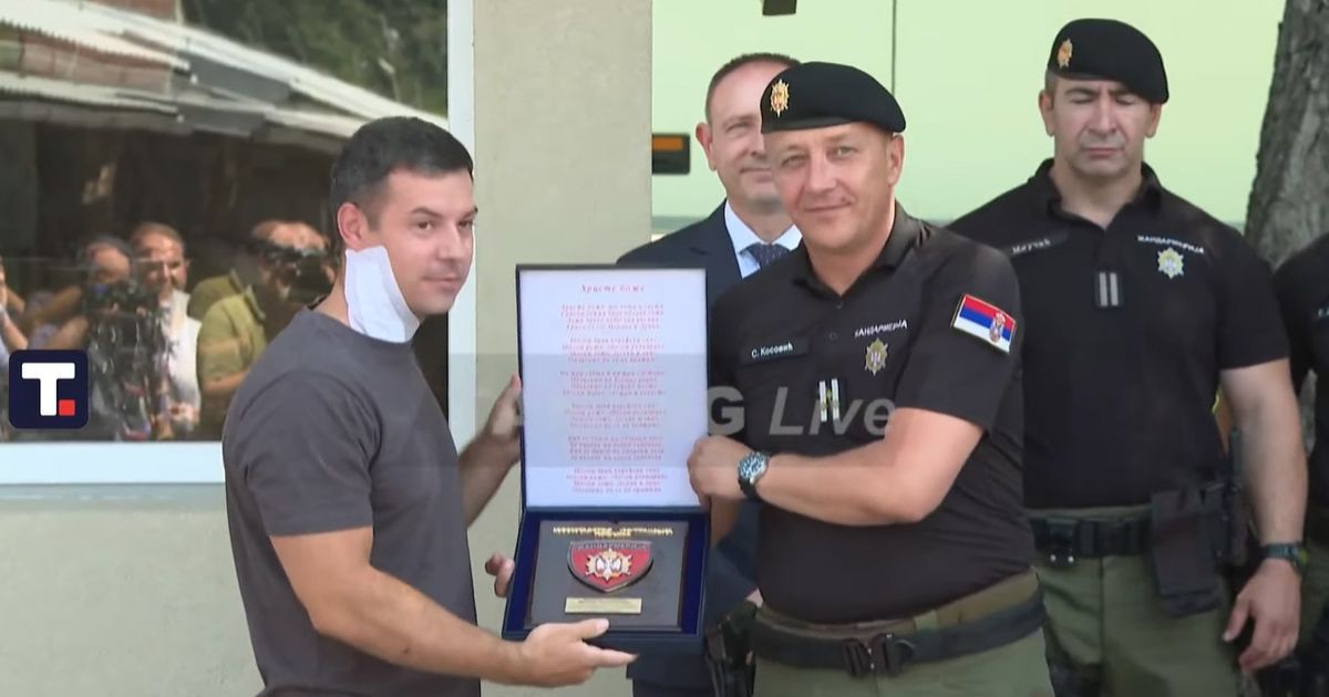 Povređeni žandarm Miloš Jevremović izašao iz bolnice: Dočekale ga ...
