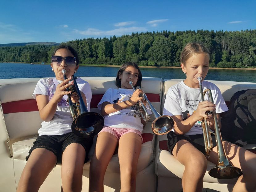 One su "Trumpet girls", prvi orkestar devojčica i jedan od najslađih ...