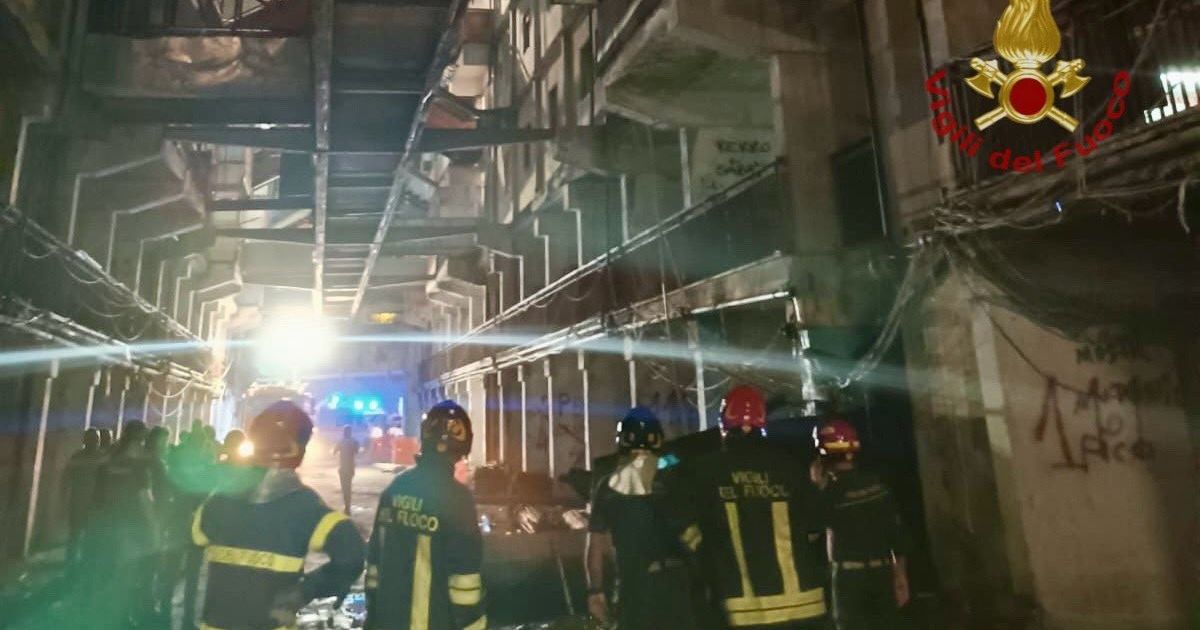 Urušio se balkon, ima mrtvih, među povređenima 7 dece: Tragedija u Napulju, pojavili se snimci ...