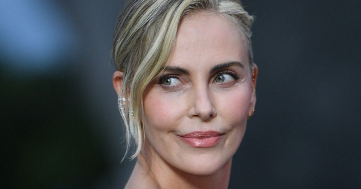 Šerliz Teron koristi ovaj TRIK SA KAŠIKOM za svež izgled: "Briše ...