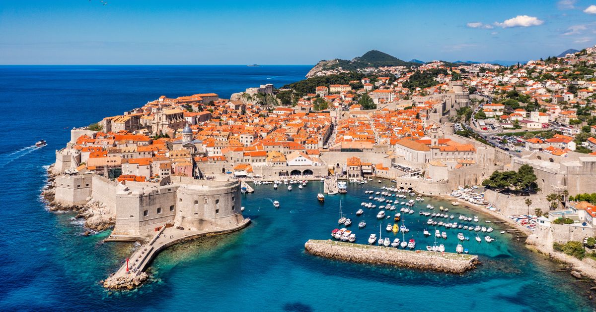 Poznat i kao „Biser Jadrana“ ovaj grad na hrvatskoj obali mesto je i na ...