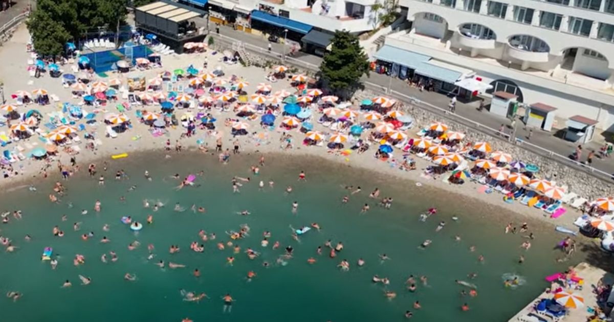 Turisti pronašli svoj raj na Jadranu: Plaže prepune, ležaljke samo 5 ...