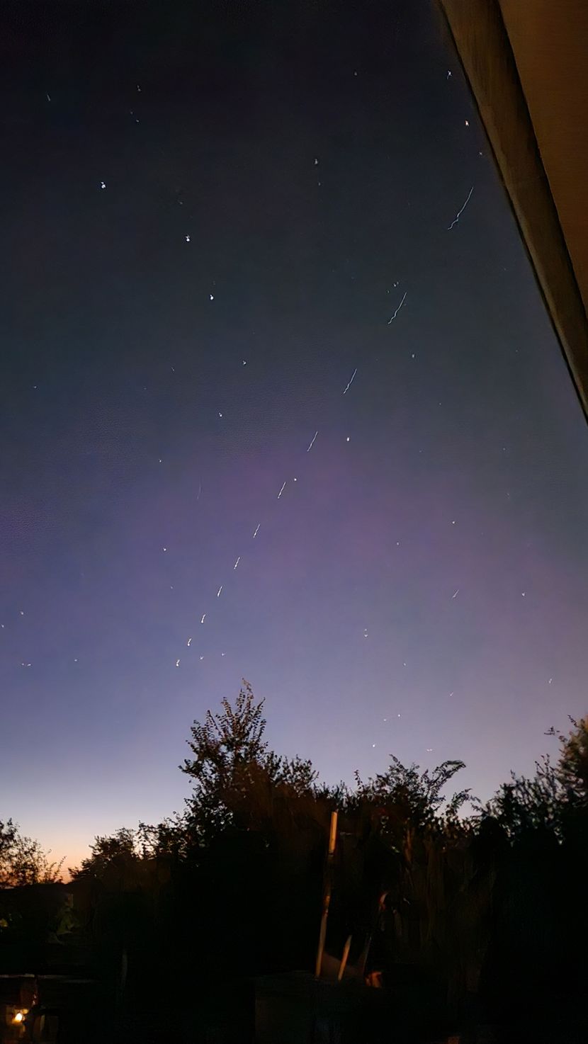 Musk's satellites over Serbia: Lined up glowing dots in the sky once ...