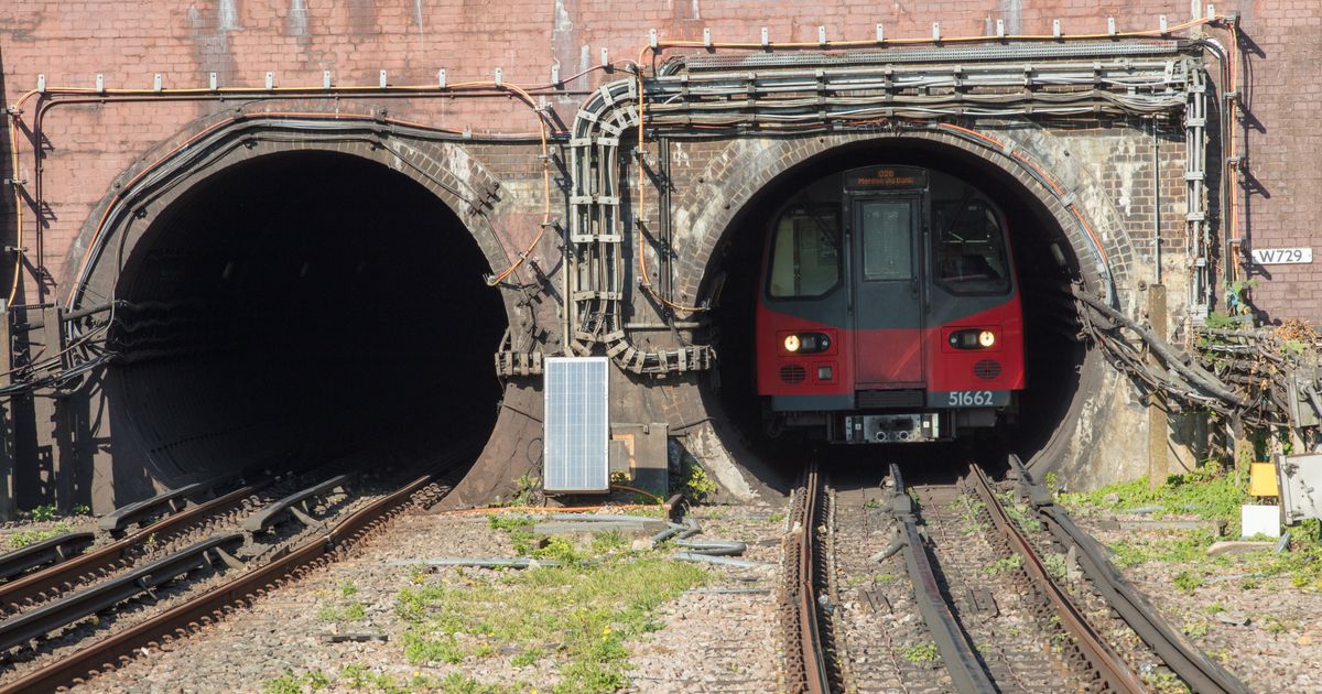Zbog kvara na mreži, voz stajao 4 sata u tunelu: U vagonima bilo 75 putnika, oglasila se ...