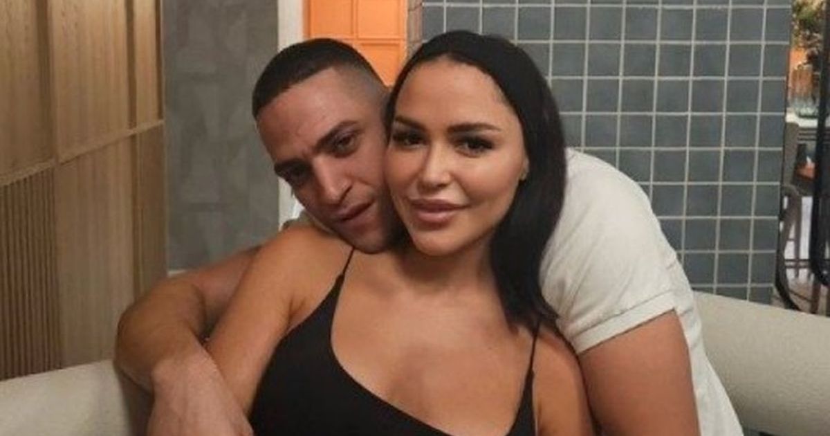 Aleksandra Mladenović se pomirila sa bivšim?! Objavila sliku u njegovom zagrljaju, a ovaj detalj ...