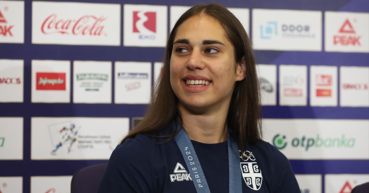 Srebrna Aleksandra Perišić otkrila za koga navija: Pozirala sa dresom ...