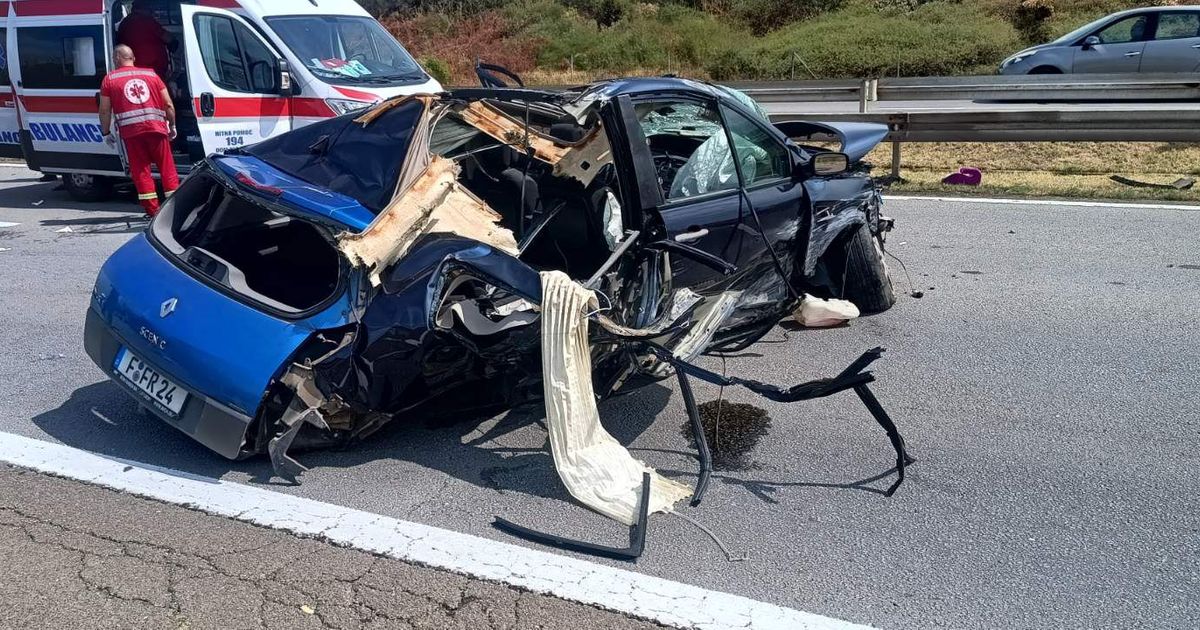 Auto udario u ogradu, pa se prevrnuo, u potpunosti je smrskan: Teška nezgoda kod Ćuprije ...
