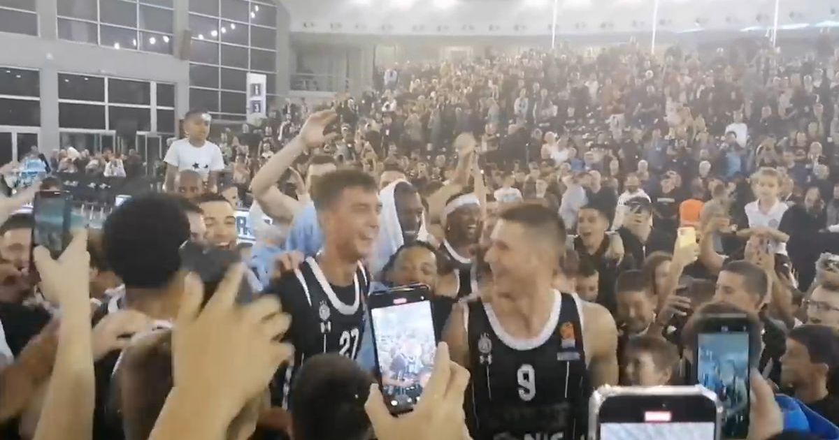 Klinci uleteli na teren, a onda je nastao haos: I Karlik Džons pevao ...
