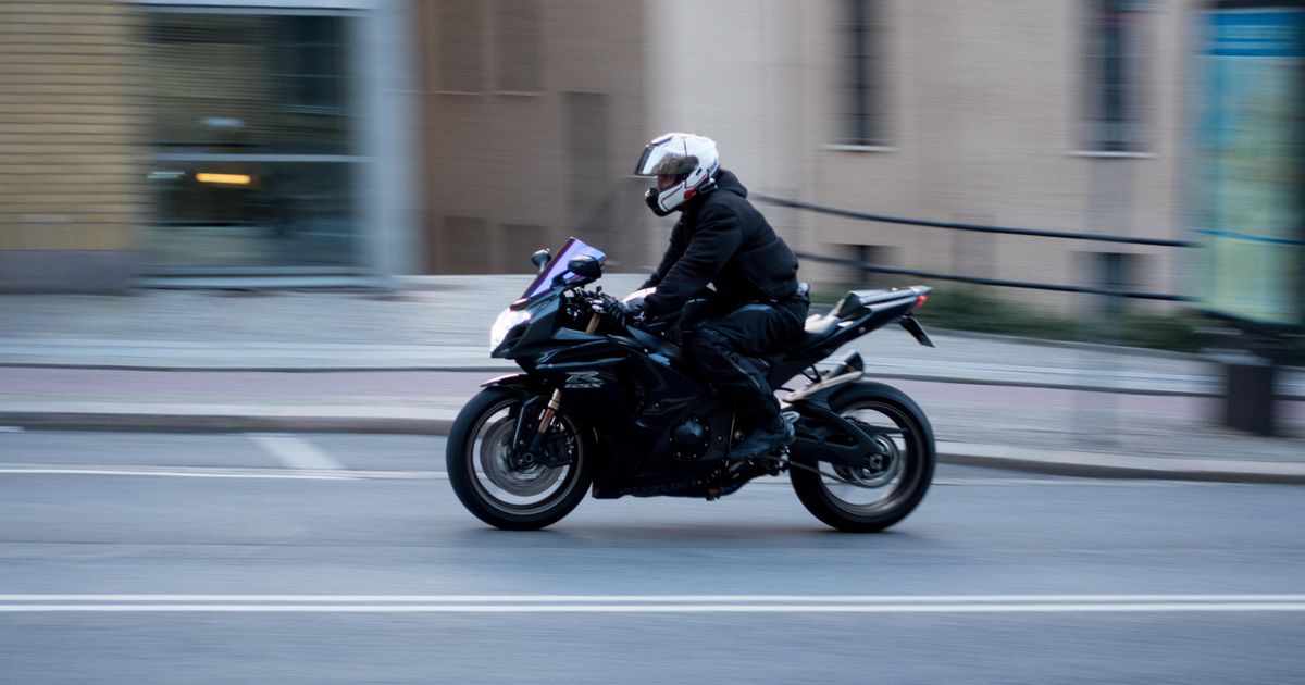 Kako se pravilno koči na motoru: Pravilo 70/30 može da vam spasi život ...