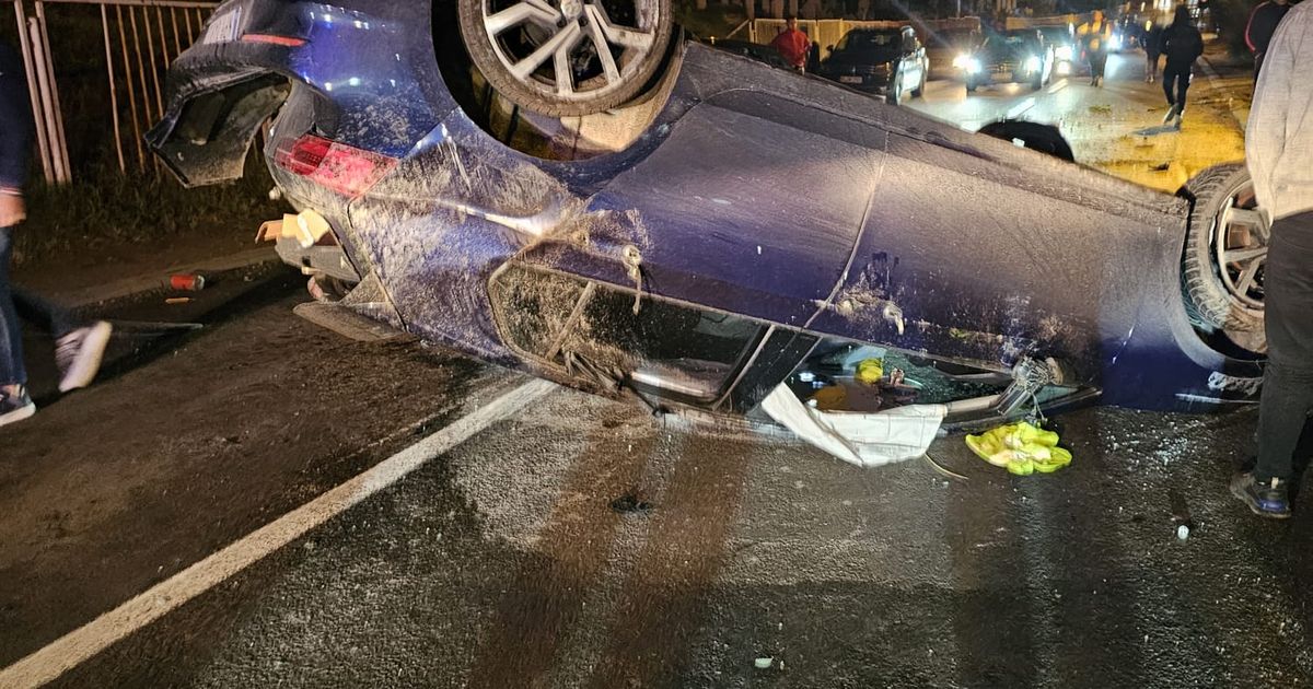 Jezive slike udesa u Novom Pazaru: Automobil na krovu od siline udarca! - Vesti - Telegraf.rs