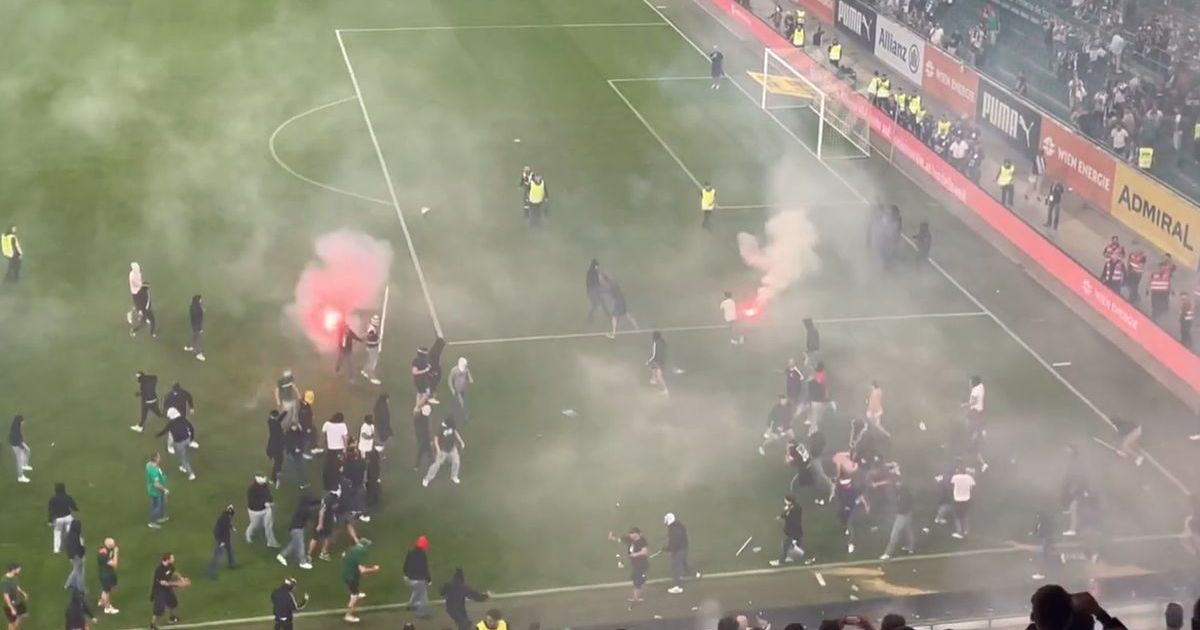 Epski skandal posle derbija: Huligani obe ekipe upali na teren, nastala ...