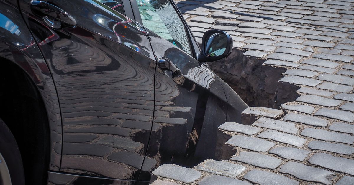 Ogromna rupa se otvorila nasred ulice, progutala auto i dva motocikla: Ljudi su jedva izvukli ...