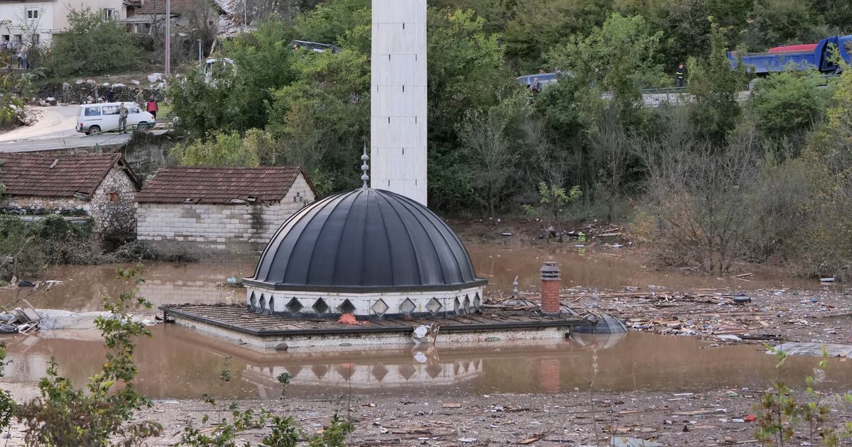 Ovako izgleda poplavljena džamija u Donjoj Jablanici: Snimak iz vazduha ...