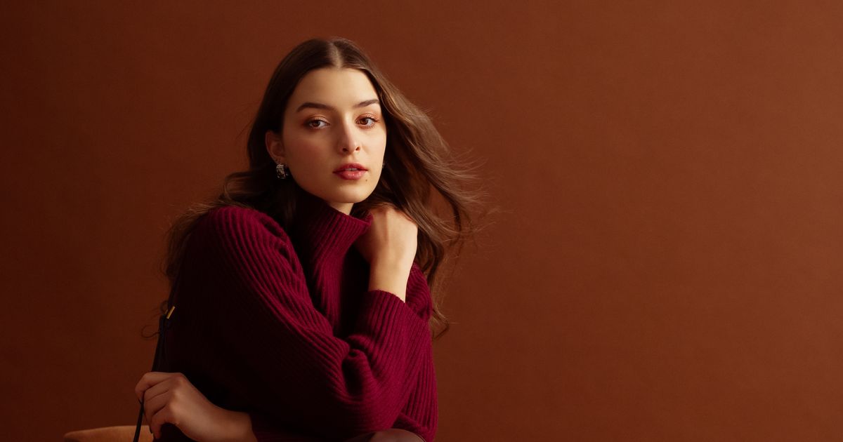 Ova boja je hit jeseni 2024, sve moderne devojke je nose, a stoji ...