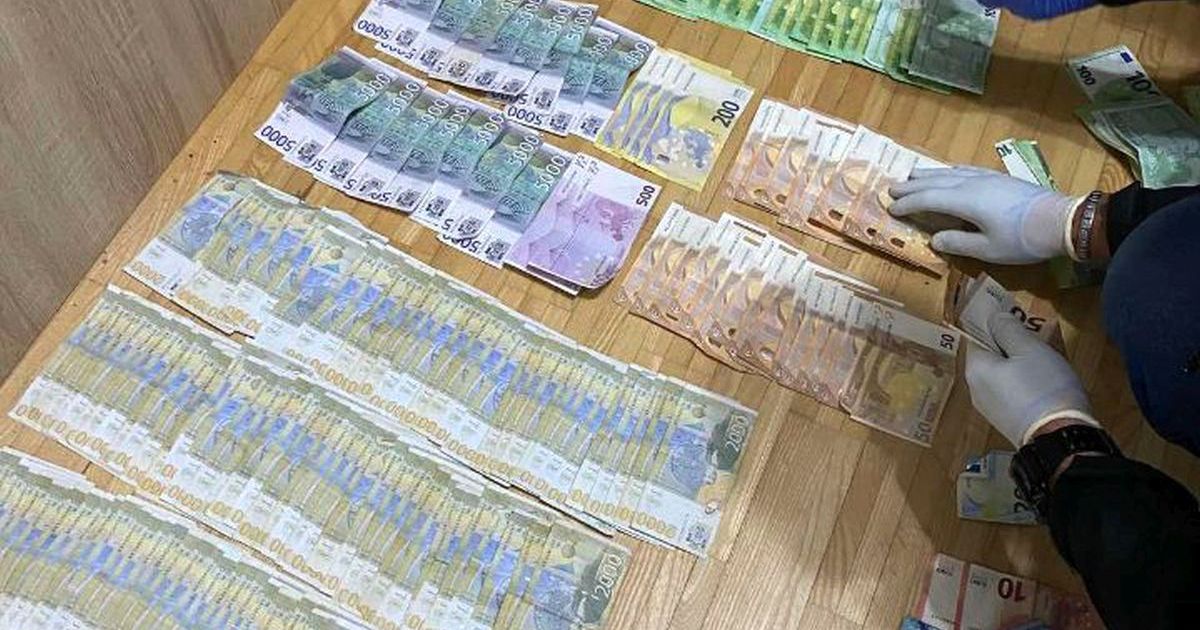 Pronađeno više od 100 kesica sa kokainom i 4 valute novca: Uhapšen ...