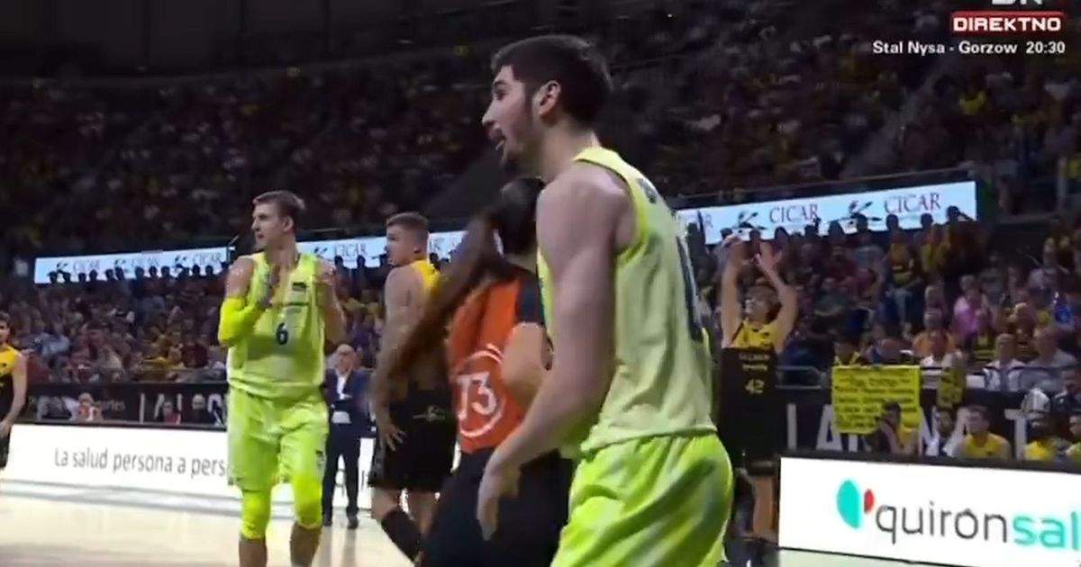 Bizarna scena u Španiji: Košarkaš Barselone dobio tehničku jer je mahinalno udario sutkinju po ...