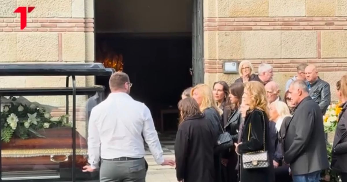 Udovica u suzama, blizanci uz nju: Tužna povorka krenula ka mestu gde će Dragoslav Lazić večno ...