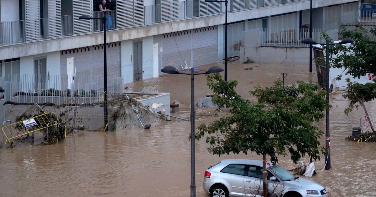 Ženu nosi voda, ljudi s terase pokušavaju da je spasu: Potresan snimak poplava u Valensiji ...