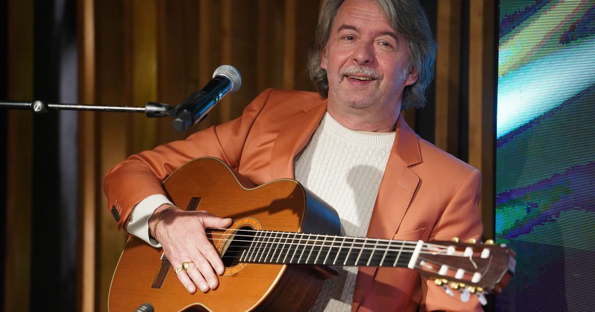 Poslušajte kako zvuči "Pukni zoro" u originalnoj verziji: Magnifico ju ...