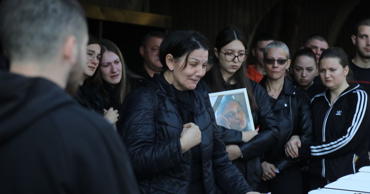 Stara Pazova zavijena u crno: Sahranjena Anđela (20), koja je poginula u Novom Sadu, ispratila ...