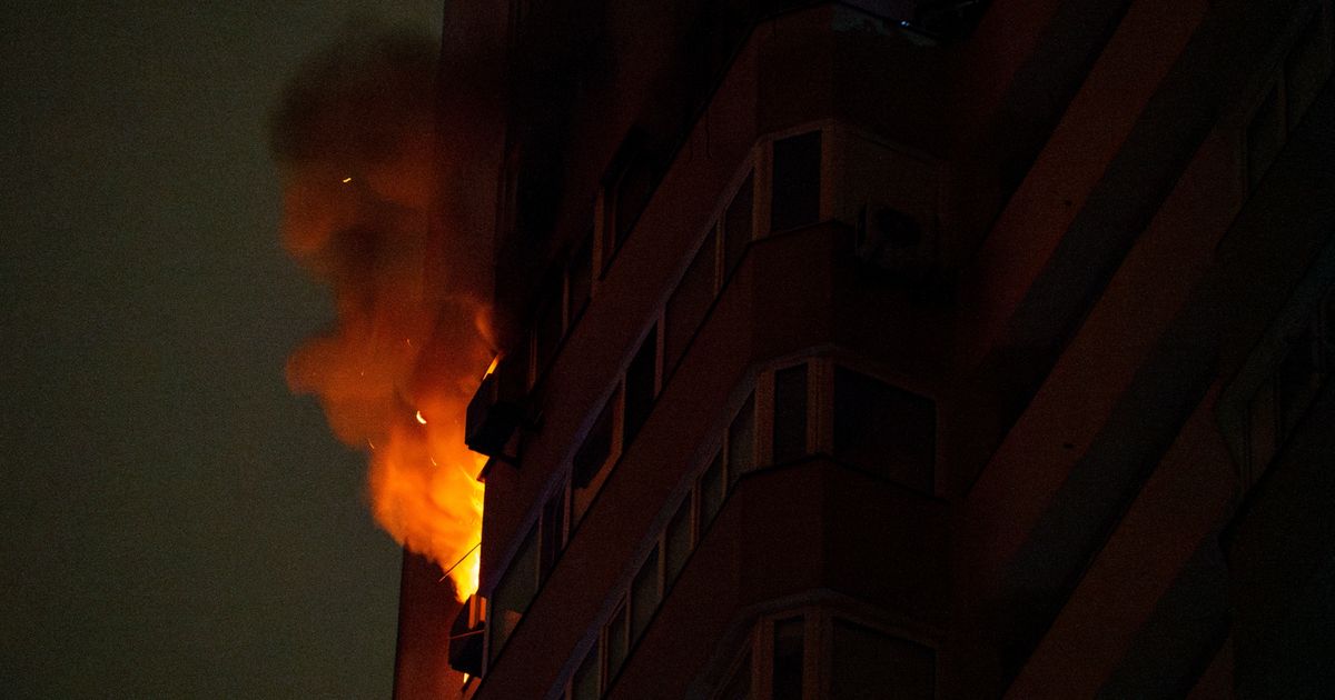 Noćni napad na Moskvu: Ovako ruski vojni avion leti tik iznad zgrada i ...