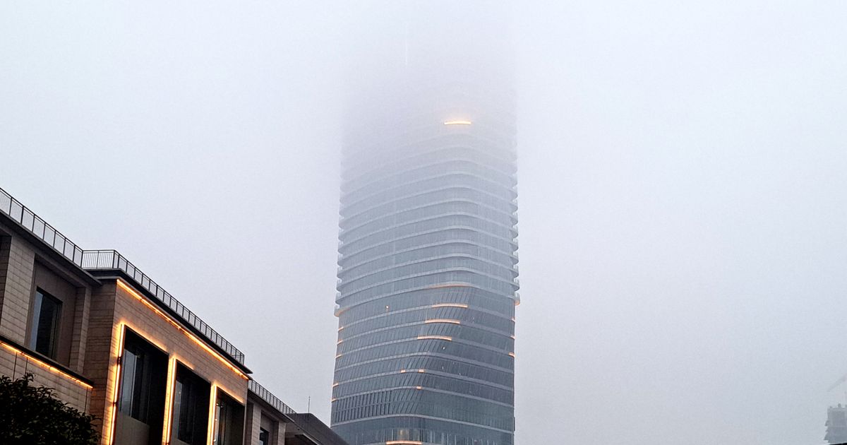 Svi su gledali kako "nestaje" Kula Beograd: Jesenji niski oblaci ...