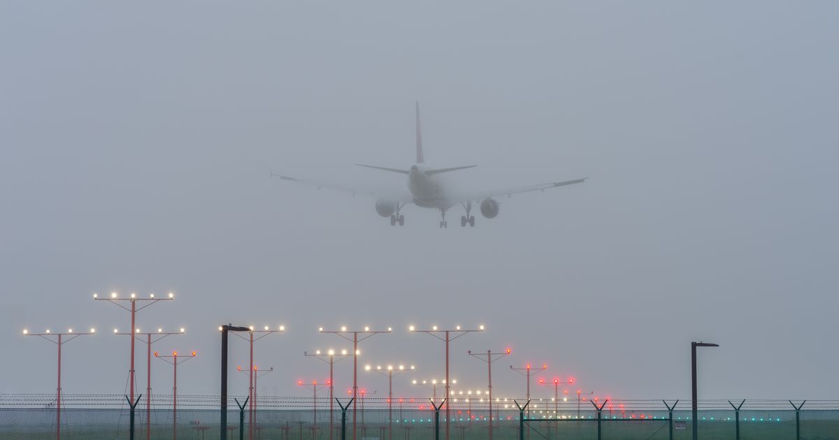 Ponovo drama na nebu, avion se sudario sa pticama nad Aljaskom i morao ...