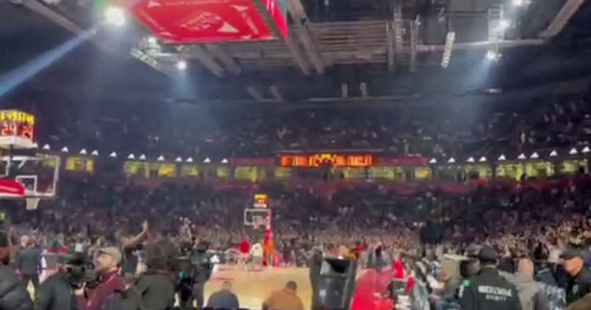 Delije prozivale Grobare sat vremena pre početka meča Zvezda - Partizan ...