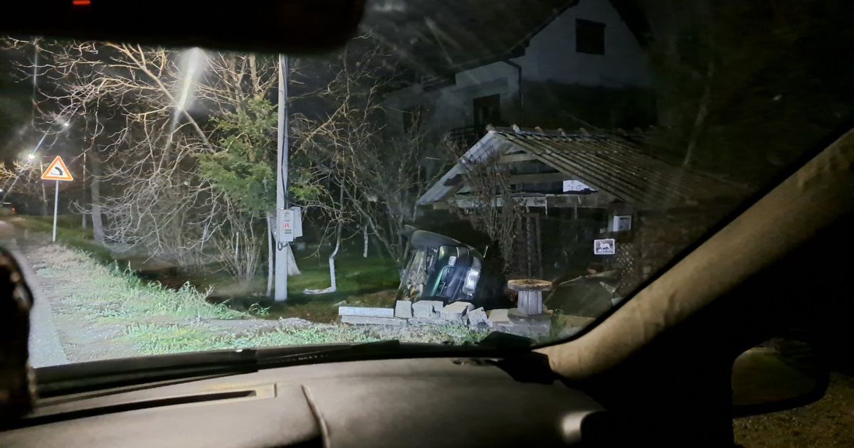 Zastrašujući prizor u Konjevićima kod Čačka: Automobil završio na krovu u tuđem dvorištu - Vesti ...
