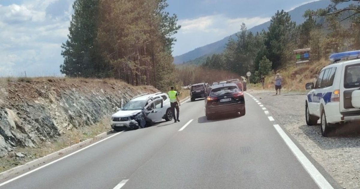 Jeziv sudar dva automobila na putu za Bosnu! Vozila slupana, policija na licu mesta! - Vesti ...