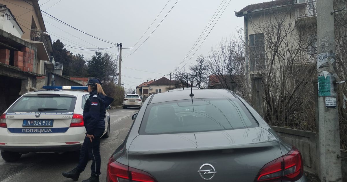 Prve fotografije sa mesta zločina u Kaluđerici: Policija blokirala ulicu, Nikola ubijen pred ...
