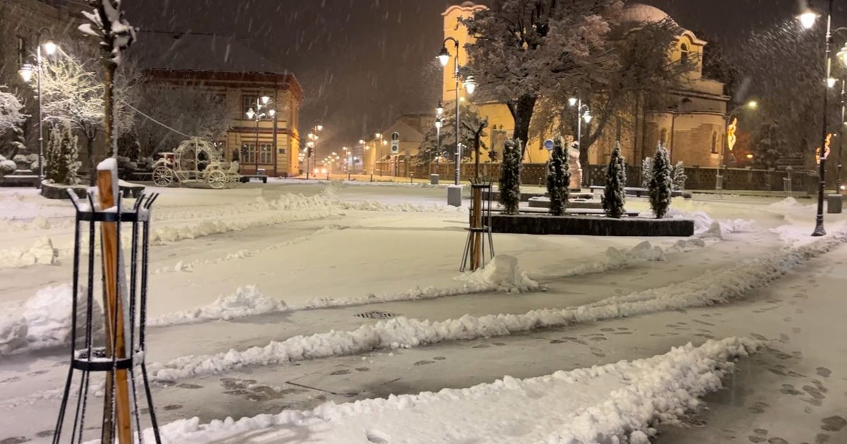 Srbija je zavejana: Sneg pada duže od 15 sati, u Čačku napadao 30 cm ...