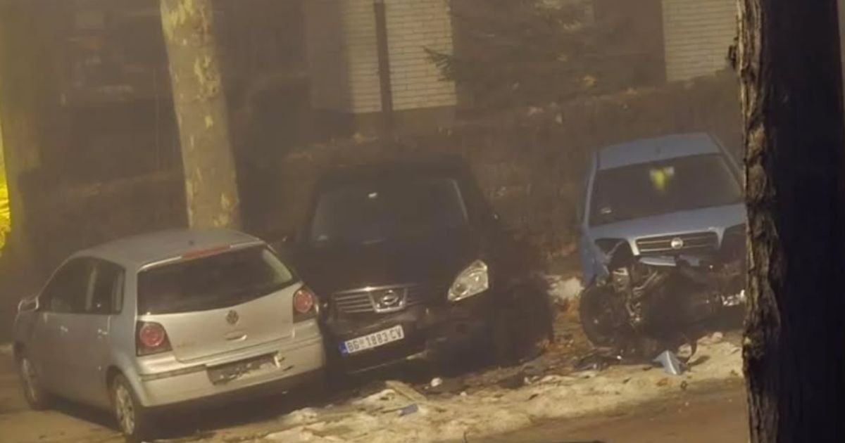 Vozač se zakucao u parkirane automobile na Mirijevu i demolirao ih, pa pobegao: "Kao da ih je ...