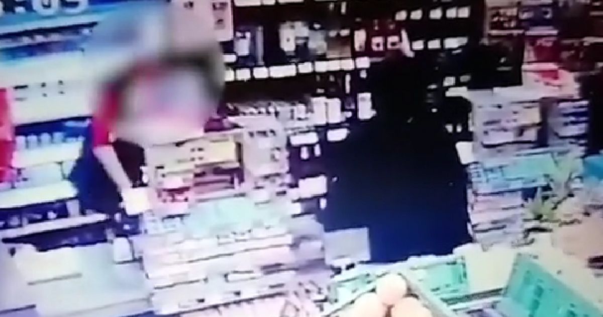 Stravičan snimak iz Krnjače: Maskiran uleteo u market, uperio pištolj pravo u radnicu i pokrao ...