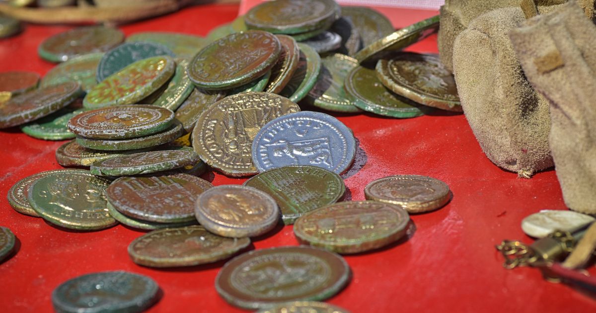 VELIKO OTKRIĆE Retki rimski i britanski novčići iskopani u blatnjavom ...