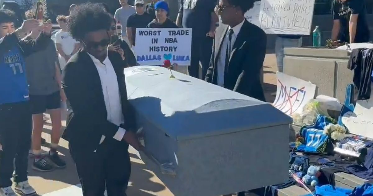 Bolesno! Navijači Dalasa “sahranili” Dončića, dok su nosili kovčeg ...